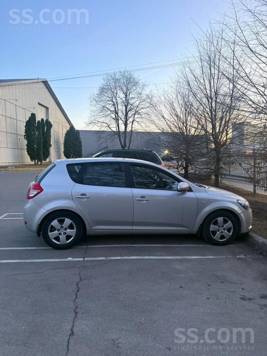 Grey Kia Ceed 2012 in Riga, with an engine capacity of 1.60 L and mileage of 244 thousand km for 2300 €, photo 1 on AUTOMOTO.COM.LV