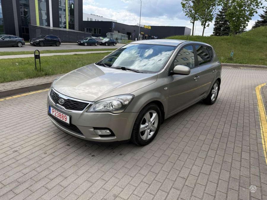 Grey Kia Ceed 2012 in Vilnius, with an engine capacity of 1.59 L and mileage of 236 thousand km for 4400 €, photo 1 on AUTOMOTO.COM.LV