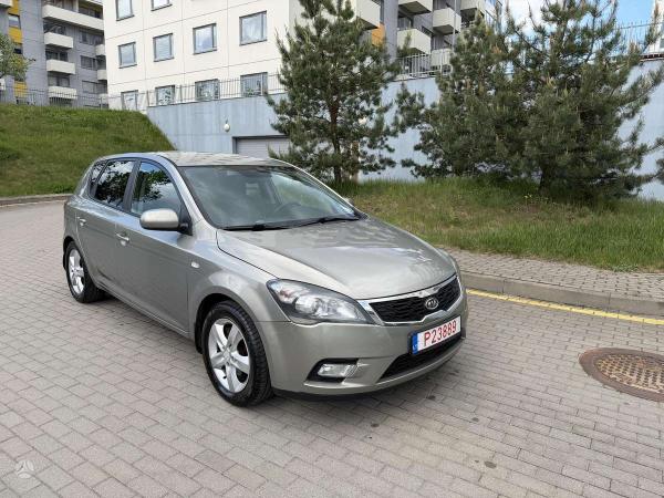 Pelēks Kia Ceed 2012 Viļņa, ar dzinēja tilpumu 1.59 L un nobraukumu 236 tūkst. km par 4400 €, foto 3 vietnē AUTOMOTO.COM.LV