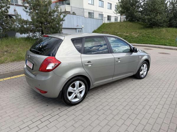 Pelēks Kia Ceed 2012 Viļņa, ar dzinēja tilpumu 1.59 L un nobraukumu 236 tūkst. km par 4400 €, foto 4 vietnē AUTOMOTO.COM.LV