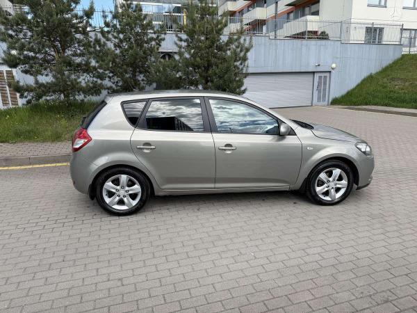 Pelēks Kia Ceed 2012 Viļņa, ar dzinēja tilpumu 1.59 L un nobraukumu 236 tūkst. km par 4400 €, foto 5 vietnē AUTOMOTO.COM.LV