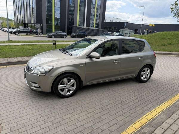 Pelēks Kia Ceed 2012 Viļņa, ar dzinēja tilpumu 1.59 L un nobraukumu 236 tūkst. km par 4400 €, foto 8 vietnē AUTOMOTO.COM.LV
