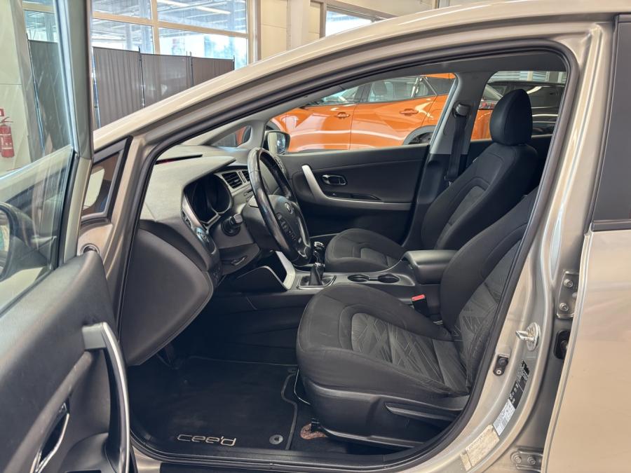 Grey Kia Ceed 2012 in Riga, with an engine capacity of 1.40 L and mileage of 147 thousand km for 3500 €, photo 5 on AUTOMOTO.COM.LV
