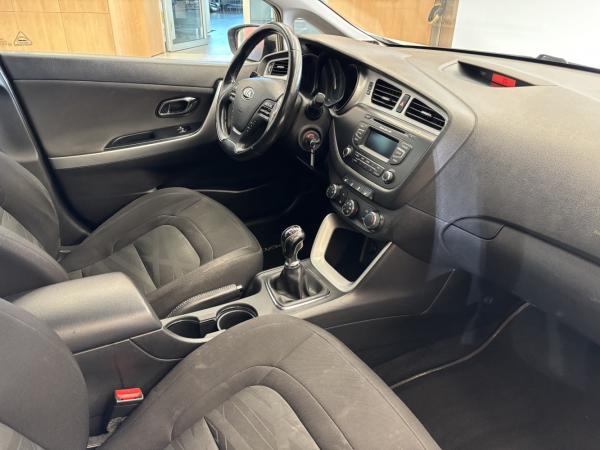 Grey Kia Ceed 2012 in Riga, with an engine capacity of 1.40 L and mileage of 147 thousand km for 3500 €, photo 8 on AUTOMOTO.COM.LV