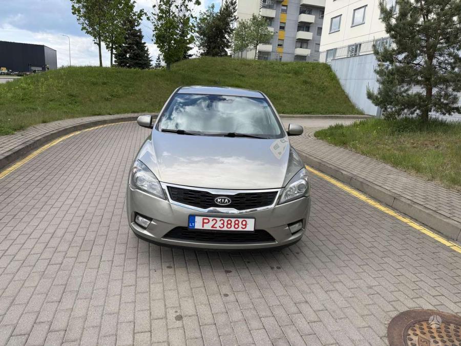 Grey Kia Ceed 2012 in Vilnius, with an engine capacity of 1.59 L and mileage of 236 thousand km for 4300 €, photo 6 on AUTOMOTO.COM.LV