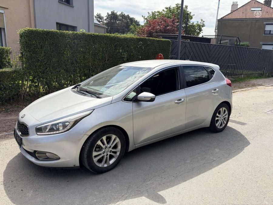 Grey Kia Ceed 2013 in Ukmerge, with an engine capacity of 1.60 L and mileage of 267 thousand km for 2650 €, photo 3 on AUTOMOTO.COM.LV