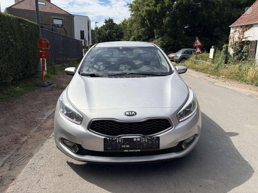 Grey Kia Ceed 2013 in Ukmerge, with an engine capacity of 1.60 L and mileage of 267 thousand km for 2650 €, photo 4 on AUTOMOTO.COM.LV