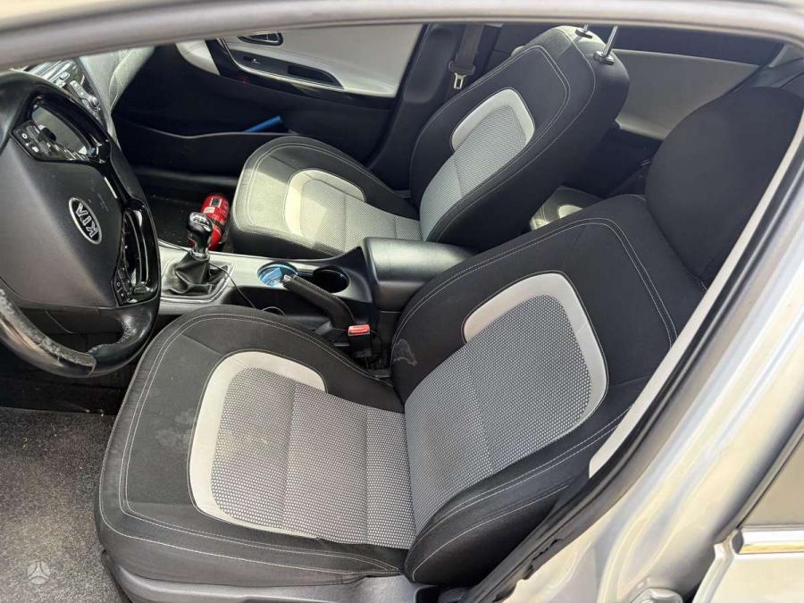 Grey Kia Ceed 2013 in Ukmerge, with an engine capacity of 1.60 L and mileage of 267 thousand km for 2650 €, photo 11 on AUTOMOTO.COM.LV