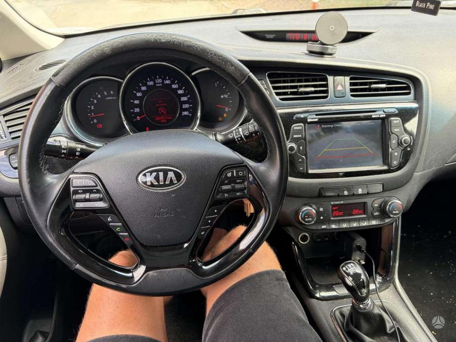 Grey Kia Ceed 2013 in Ukmerge, with an engine capacity of 1.60 L and mileage of 267 thousand km for 2650 €, photo 12 on AUTOMOTO.COM.LV