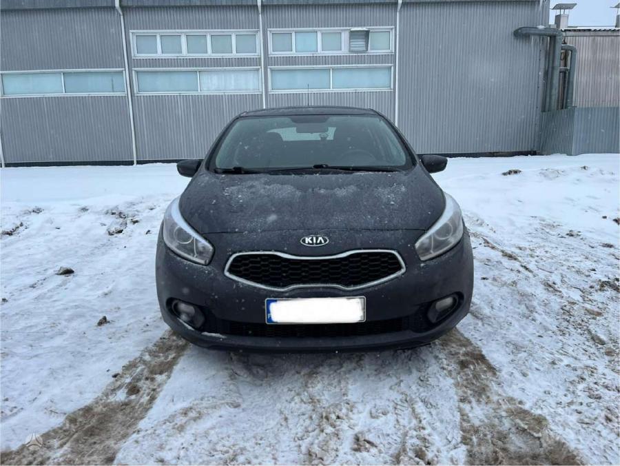 Grey Kia Ceed 2014 in Taurage, with an engine capacity of 1.37 L and mileage of 220 thousand km for 2450 €, photo 1 on AUTOMOTO.COM.LV