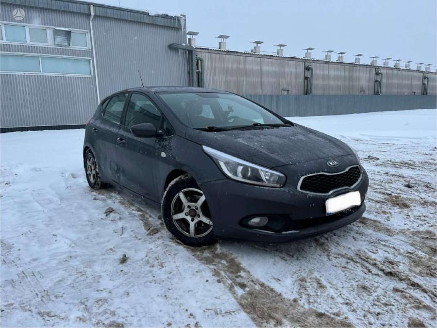 Grey Kia Ceed 2014 in Taurage, with an engine capacity of 1.37 L and mileage of 220 thousand km for 2450 €, photo 2 on AUTOMOTO.COM.LV