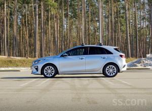 Grey Kia Ceed 2019 in Riga, with an engine capacity of 1.60 L and mileage of 141 thousand km for 6190 €, photo 5 on AUTOMOTO.COM.LV