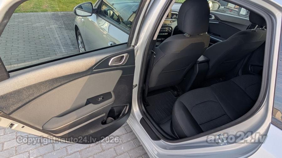 Grey Kia Ceed 2020 in Tallinn, with an engine capacity of 1.40 L and mileage of 32 thousand km for 12900 €, photo 18 on AUTOMOTO.COM.LV