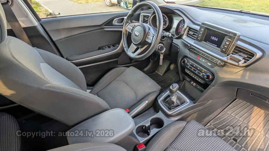 Grey Kia Ceed 2020 in Tallinn, with an engine capacity of 1.40 L and mileage of 32 thousand km for 12900 €, photo 21 on AUTOMOTO.COM.LV