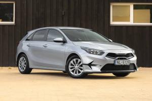 Grey Kia Ceed 2023 in Jelgava, with an engine capacity of 1.60 L and mileage of 60 thousand km for 16500 €, photo 3 on AUTOMOTO.COM.LV