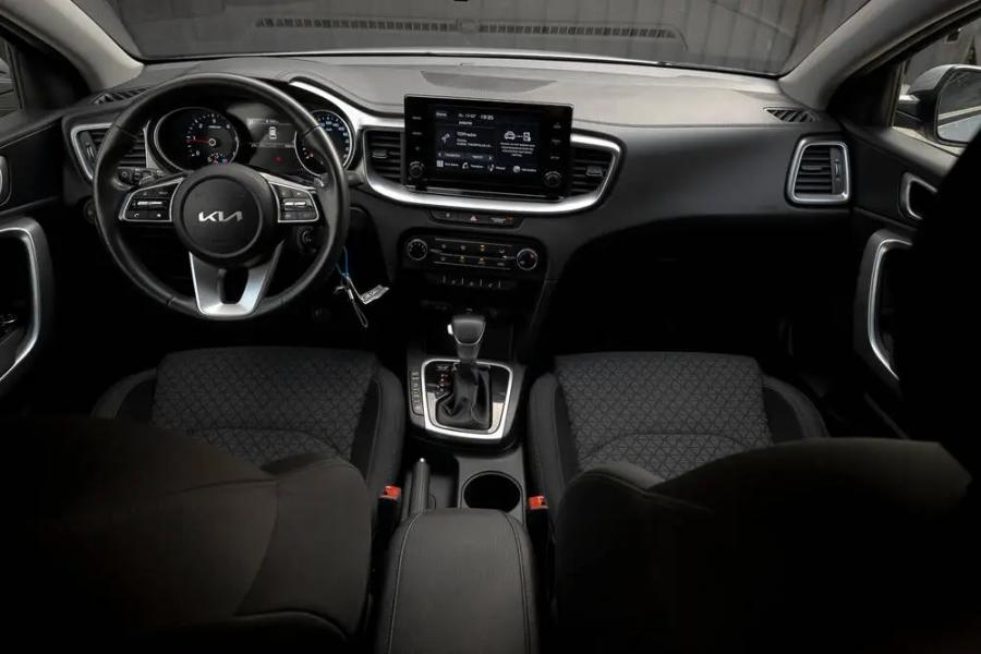 Grey Kia Ceed 2023 in Jelgava, with an engine capacity of 1.60 L and mileage of 60 thousand km for 16500 €, photo 8 on AUTOMOTO.COM.LV