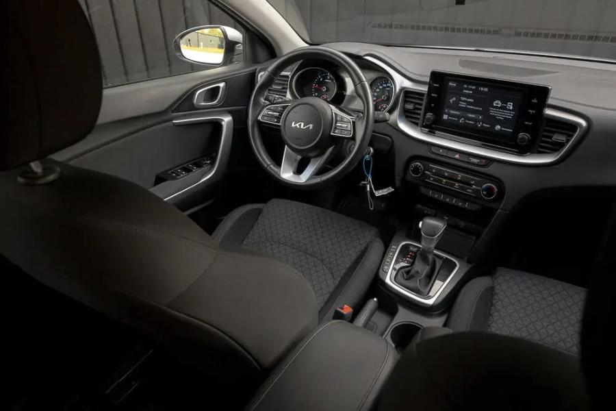 Grey Kia Ceed 2023 in Jelgava, with an engine capacity of 1.60 L and mileage of 60 thousand km for 16500 €, photo 16 on AUTOMOTO.COM.LV