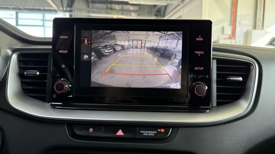 Pelēks Kia Ceed 2024 Rīga, ar dzinēja tilpumu 1.00 L un nobraukumu 43 tūkst. km par 1690000 €, foto 21 vietnē AUTOMOTO.COM.LV