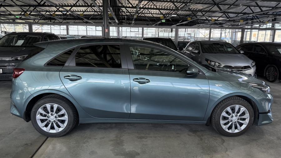 Pelēks Kia Ceed 2024 Rīga, ar dzinēja tilpumu 1.00 L un nobraukumu 38 tūkst. km par 1590000 €, foto 5 vietnē AUTOMOTO.COM.LV
