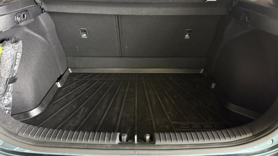 Pelēks Kia Ceed 2024 Rīga, ar dzinēja tilpumu 1.00 L un nobraukumu 38 tūkst. km par 1590000 €, foto 13 vietnē AUTOMOTO.COM.LV