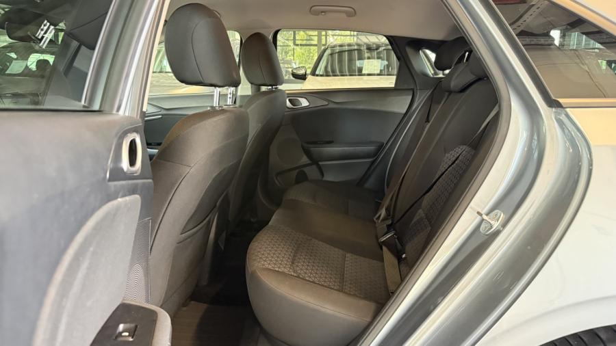 Pelēks Kia Ceed 2024 Rīga, ar dzinēja tilpumu 1.00 L un nobraukumu 50 tūkst. km par 16900 €, foto 24 vietnē AUTOMOTO.COM.LV
