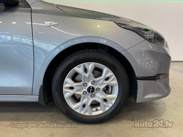 Kia Ceed 2025 in Tallinn on AUTOMOTO.COM.LV Grey Kia Ceed 2025 in Tallinn, with an engine capacity of 1.50 L and mileage of 33 thousand km for 21990 €, photo 6 on AUTOMOTO.COM.LV