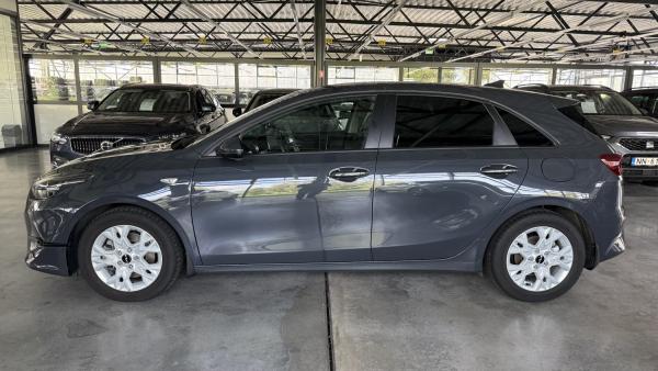 Pelēks Kia Ceed 2025 Rīga, ar dzinēja tilpumu 1.50 L un nobraukumu 26 tūkst. km par 18500 €, foto  vietnē AUTOMOTO.COM.LV