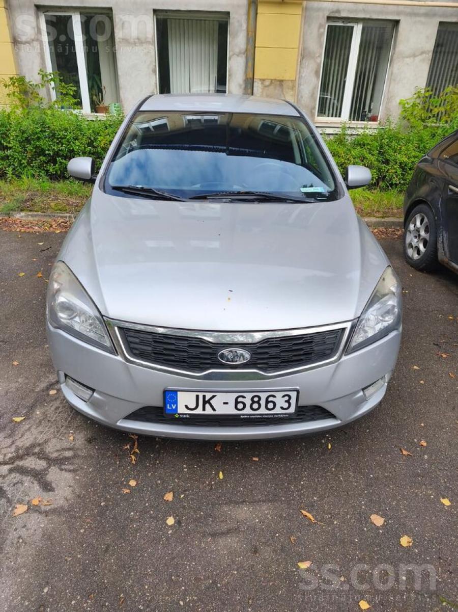 Grey Kia Ceed 2010 in Riga, with an engine capacity of 1.60 L and mileage of 258 thousand km for 3000 €, photo 1 on AUTOMOTO.COM.LV