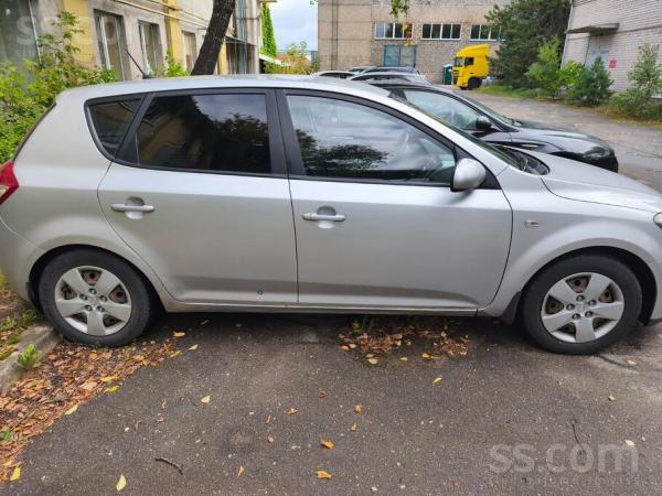 Kia Ceed 2010 in Riga on AUTOMOTO.COM.LV Grey Kia Ceed 2010 in Riga, with an engine capacity of 1.60 L and mileage of 258 thousand km for 3000 €, photo 5 on AUTOMOTO.COM.LV