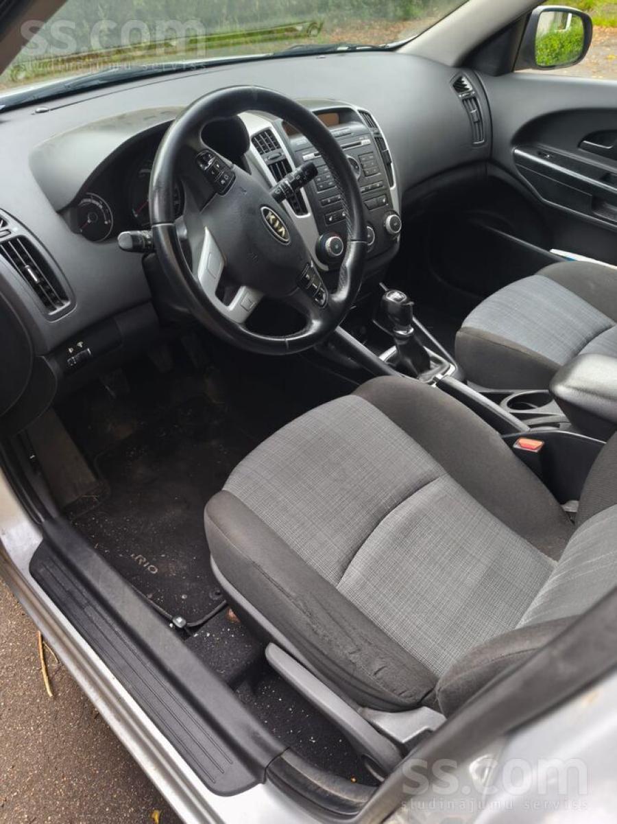 Grey Kia Ceed 2010 in Riga, with an engine capacity of 1.60 L and mileage of 258 thousand km for 3000 €, photo 9 on AUTOMOTO.COM.LV