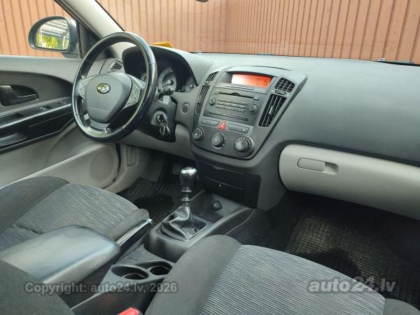 Grey Kia Ceed 2007 in Viljandi, with an engine capacity of 1.60 L and mileage of 338 thousand km for 999 €, photo 5 on AUTOMOTO.COM.LV