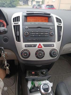 Grey Kia Ceed 2007 in Vilnius, with an engine capacity of 1.58 L and mileage of 241 thousand km for 1300 €, photo 4 on AUTOMOTO.COM.LV