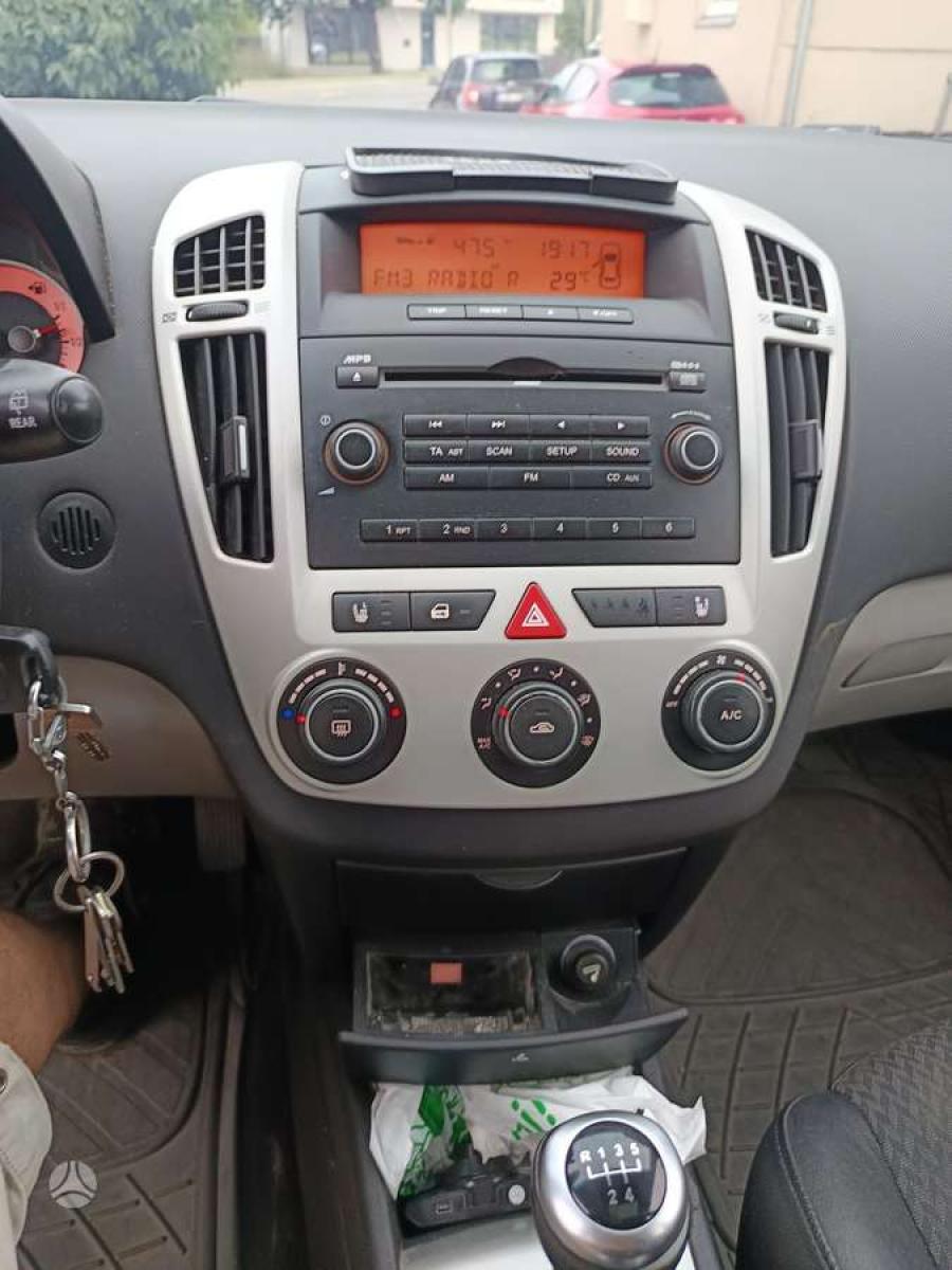 Grey Kia Ceed 2007 in Vilnius, with an engine capacity of 1.58 L and mileage of 241 thousand km for 1300 €, photo 4 on AUTOMOTO.COM.LV