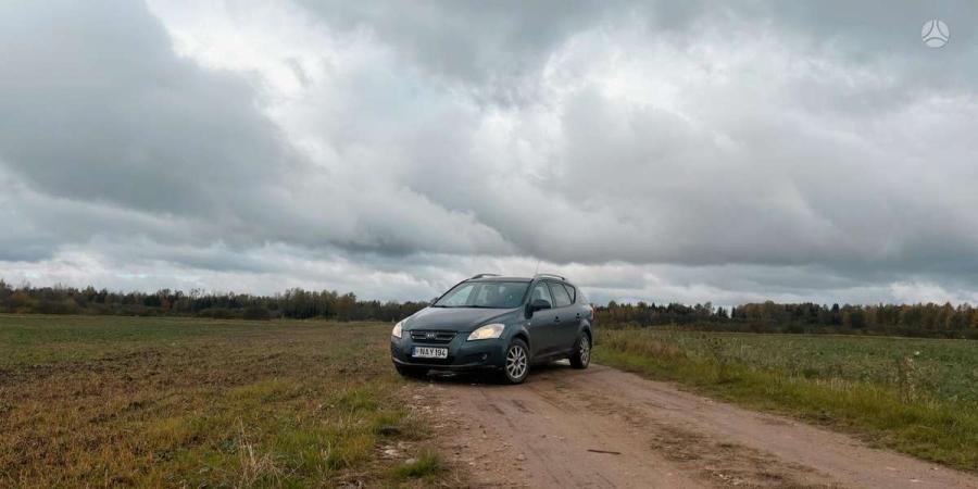 Grey Kia Ceed 2008 in Panevezys, with an engine capacity of 1.58 L and mileage of 266 thousand km for 950 €, photo 11 on AUTOMOTO.COM.LV