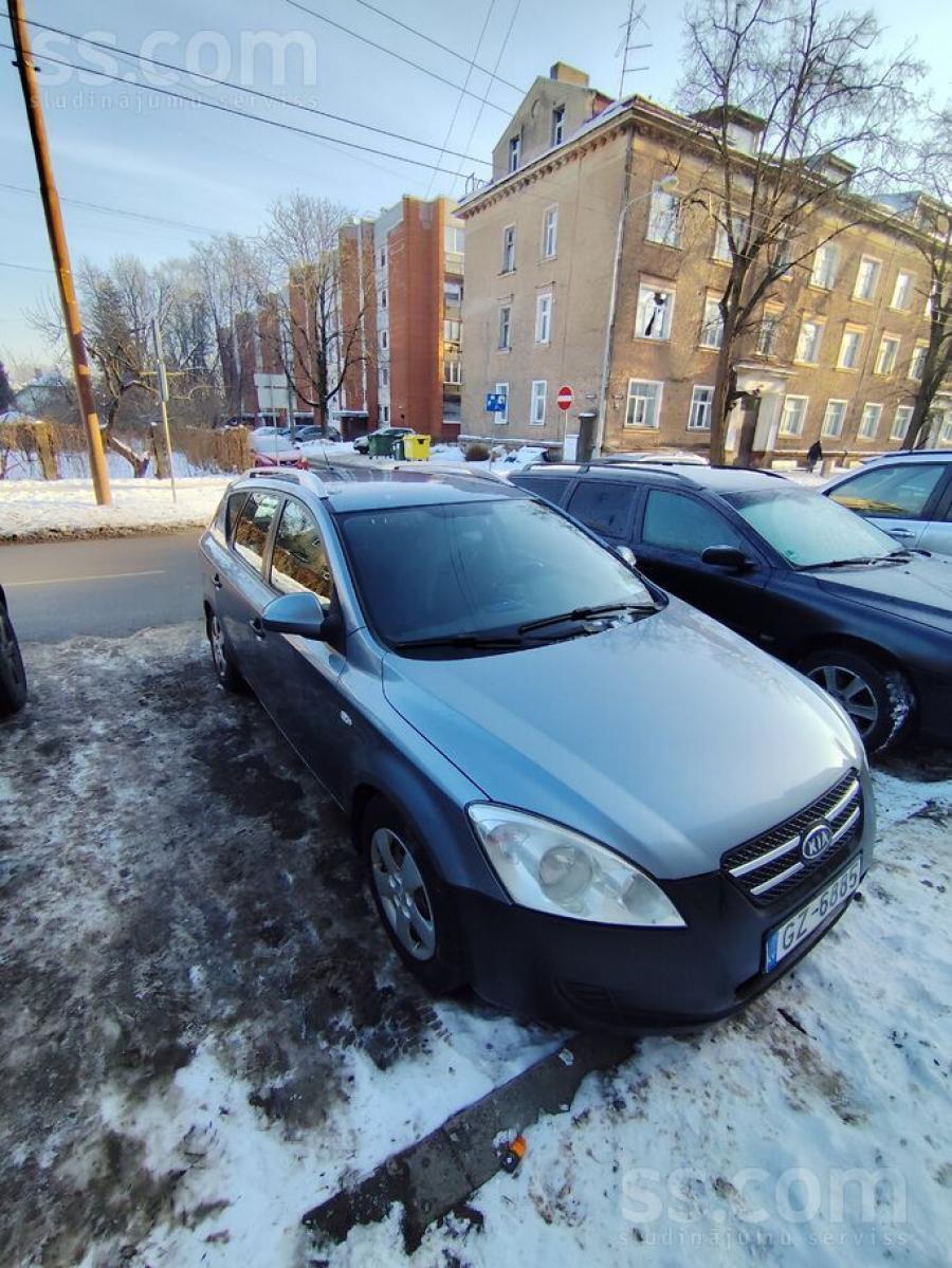 Grey Kia Ceed 2008 in Jurmala, with an engine capacity of 1.60 L and mileage of 369 thousand km for 1500 €, photo 1 on AUTOMOTO.COM.LV
