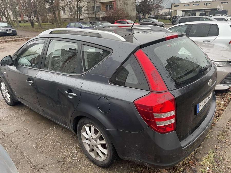 Grey Kia Ceed 2008 in Kaunas, with an engine capacity of 1.58 L and mileage of 352 thousand km for 1400 €, photo 8 on AUTOMOTO.COM.LV