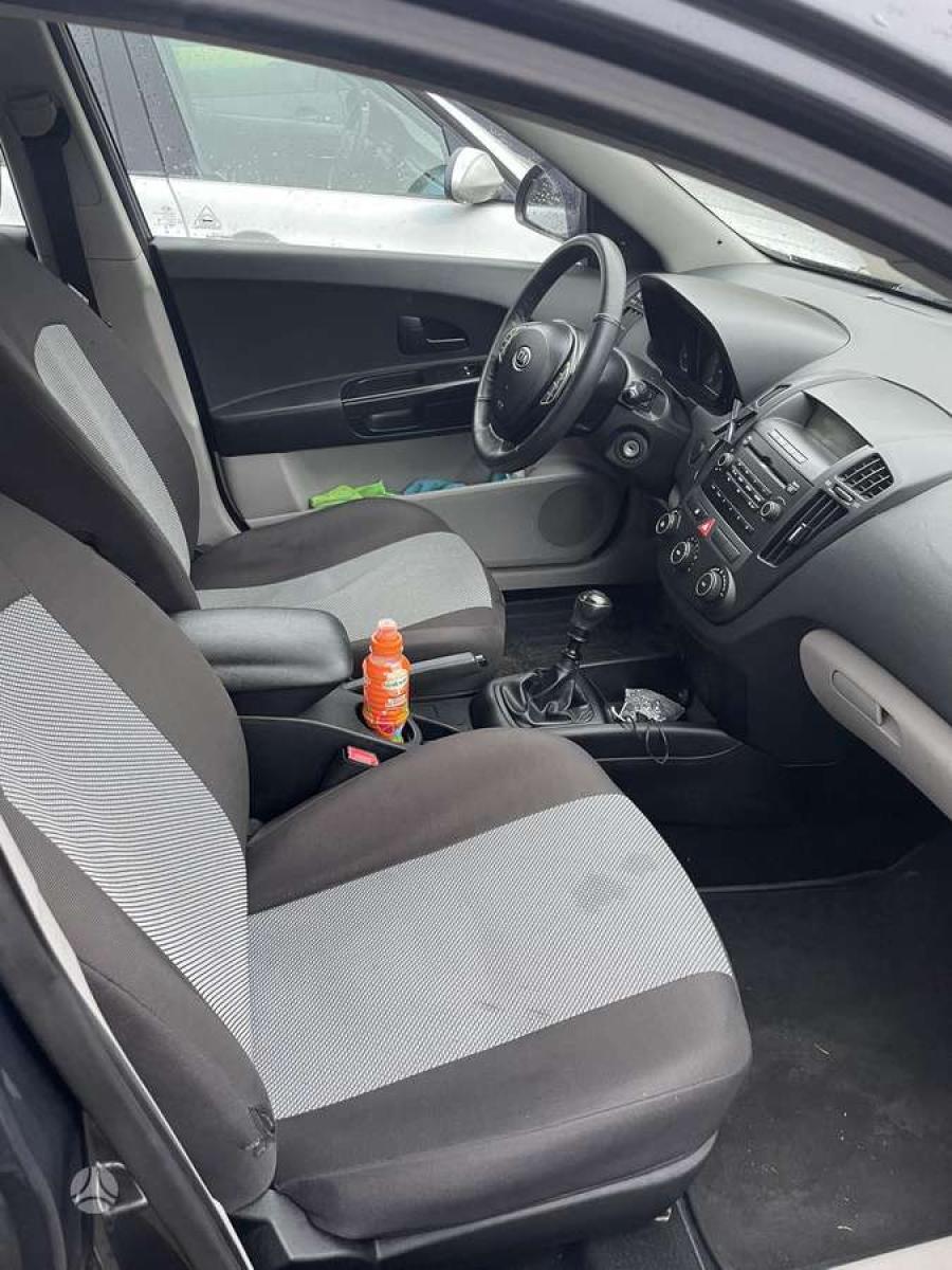 Grey Kia Ceed 2008 in Kaunas, with an engine capacity of 1.58 L and mileage of 352 thousand km for 1400 €, photo 9 on AUTOMOTO.COM.LV