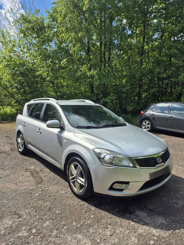 Grey Kia Ceed 2010 in Vilnius, with an engine capacity of 1.58 L and mileage of 300 thousand km for 900 €, photo 2 on AUTOMOTO.COM.LV