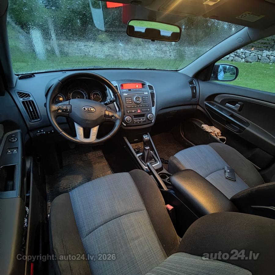 Pelēks Kia Ceed 2010 Tallina, ar dzinēja tilpumu 1.60 L un nobraukumu 350 tūkst. km par 2750 €, foto 6 vietnē AUTOMOTO.COM.LV