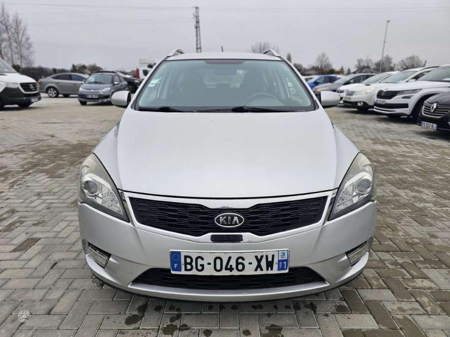 Grey Kia Ceed 2011 in Taurage, with an engine capacity of 1.60 L and mileage of 285 thousand km for 2400 €, photo 1 on AUTOMOTO.COM.LV