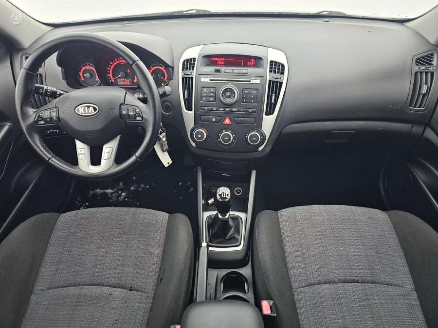 Pelēks Kia Ceed 2011 Tauragė, ar dzinēja tilpumu 1.60 L un nobraukumu 285 tūkst. km par 2400 €, foto 6 vietnē AUTOMOTO.COM.LV