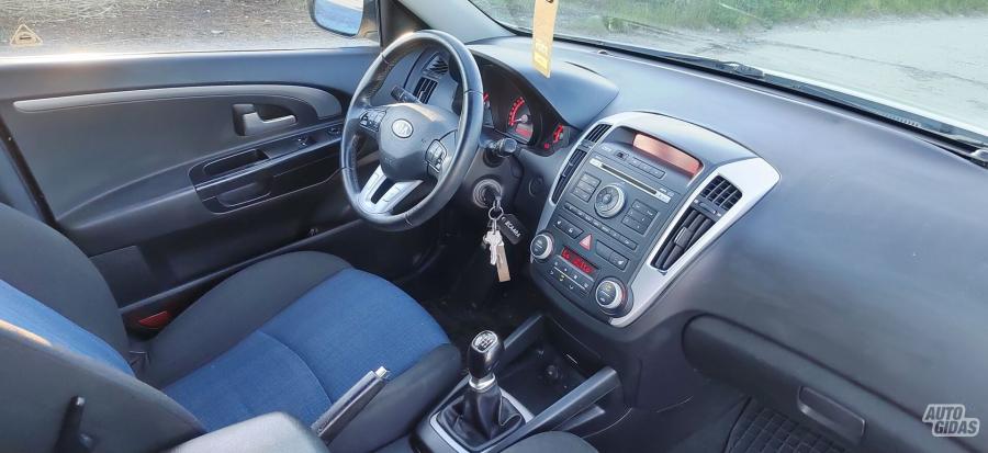 Grey Kia Ceed 2011 in Vilnius, with an engine capacity of 1.60 L and mileage of 29 thousand km for 2300 €, photo 8 on AUTOMOTO.COM.LV
