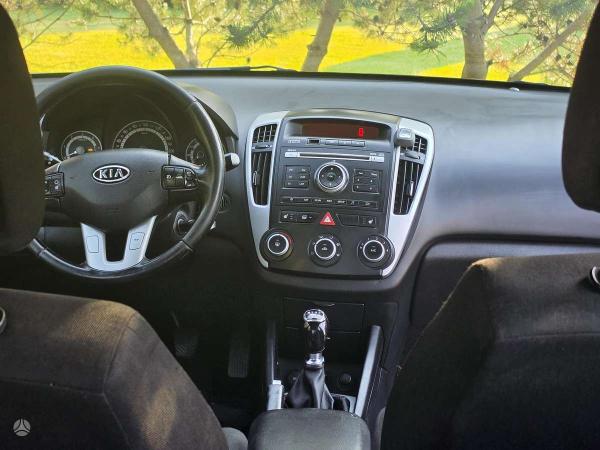 Grey Kia Ceed 2011 in Klaipeda, with an engine capacity of 1.58 L and mileage of 318 thousand km for 1750 €, photo 4 on AUTOMOTO.COM.LV