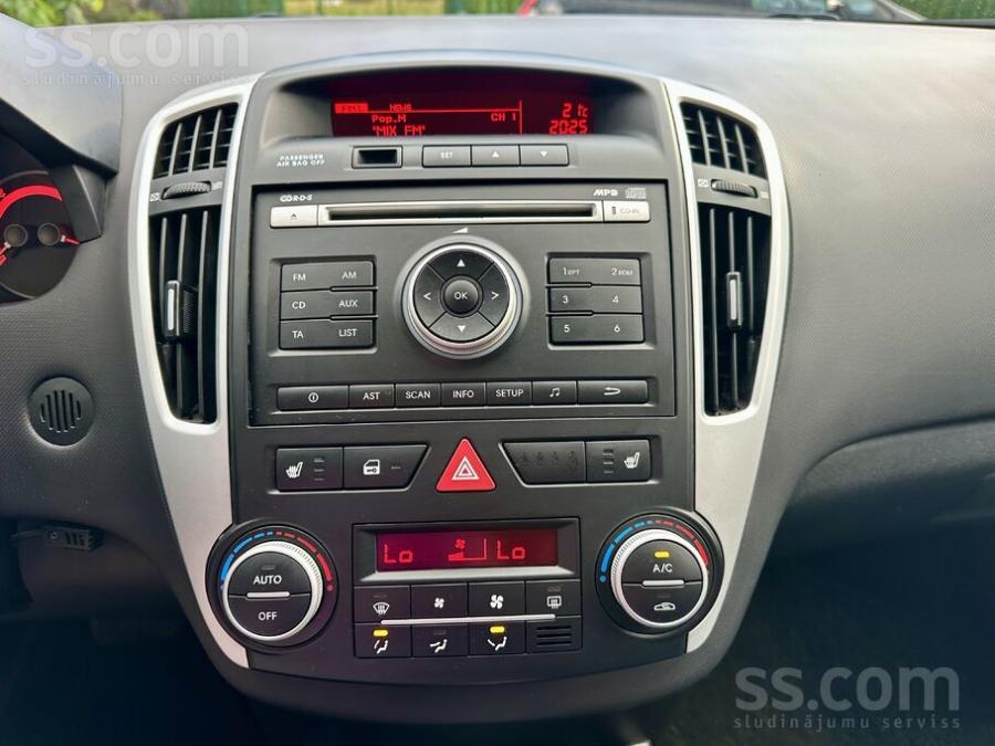 Grey Kia Ceed 2011 in Riga, with an engine capacity of 1.60 L and mileage of 251 thousand km for 3950 €, photo 11 on AUTOMOTO.COM.LV