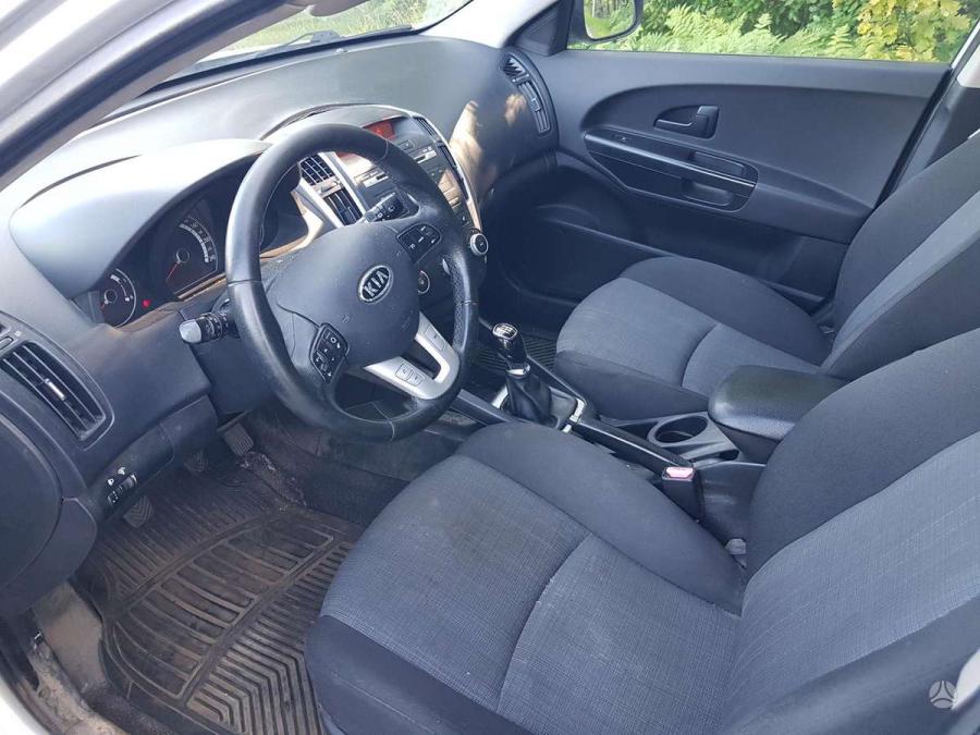 Pelēks Kia Ceed 2011 Viļņa, ar dzinēja tilpumu 1.60 L un nobraukumu 380 tūkst. km par 750 €, foto 8 vietnē AUTOMOTO.COM.LV