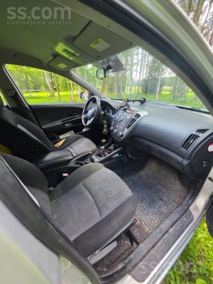 Grey Kia Ceed 2011 in Valmiera, with an engine capacity of 1.60 L and mileage of 358 thousand km for 800 €, photo 6 on AUTOMOTO.COM.LV