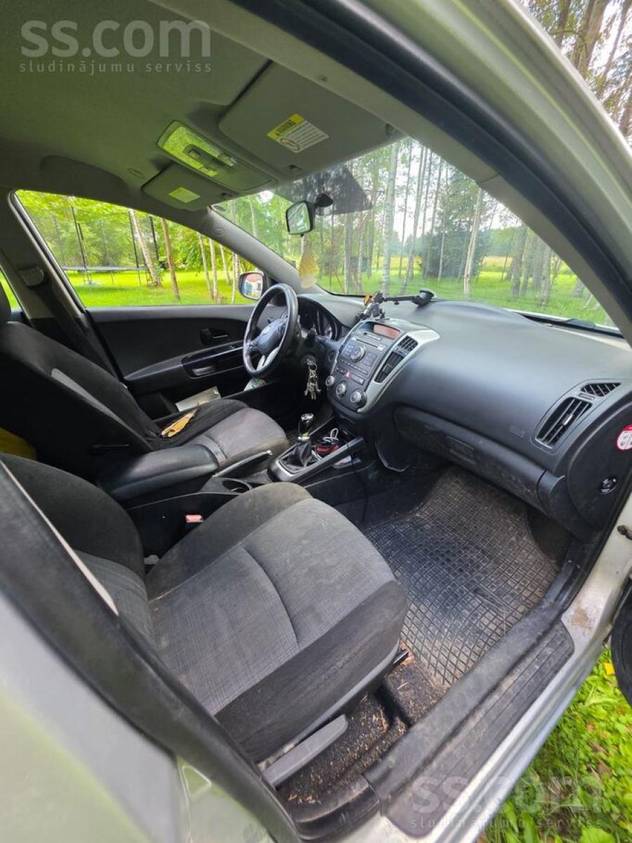 Grey Kia Ceed 2011 in Valmiera, with an engine capacity of 1.60 L and mileage of 358 thousand km for 800 €, photo 6 on AUTOMOTO.COM.LV
