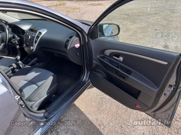 Grey Kia Ceed 2011 in Tallinn, with an engine capacity of 1.60 L and mileage of 272 thousand km for 2500 €, photo 11 on AUTOMOTO.COM.LV