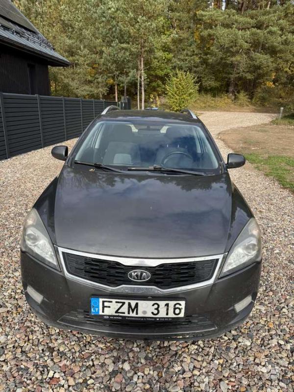 Grey Kia Ceed 2012 in Trakai, with an engine capacity of 1.58 L and mileage of 278 thousand km for 1850 €, photo 2 on AUTOMOTO.COM.LV