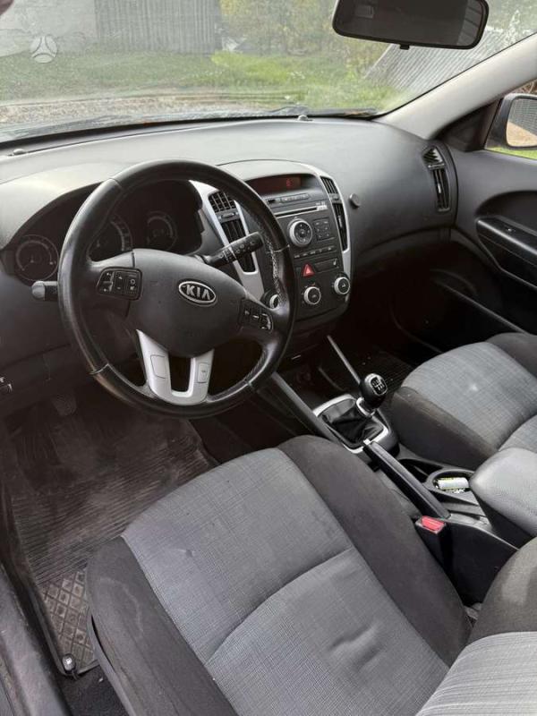 Grey Kia Ceed 2012 in Trakai, with an engine capacity of 1.58 L and mileage of 278 thousand km for 1850 €, photo 6 on AUTOMOTO.COM.LV